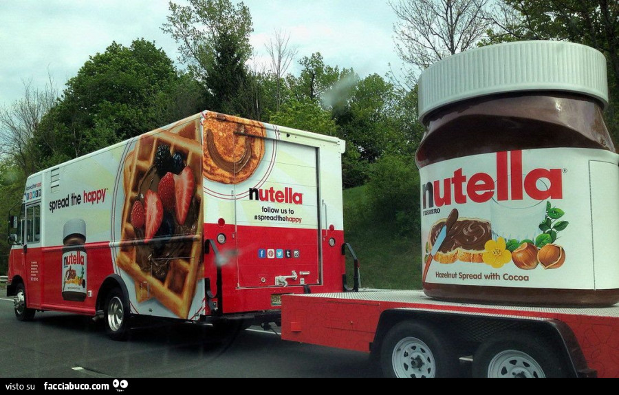 Furgone della Nutella che trasporta enorme barattolo di Nutella ...